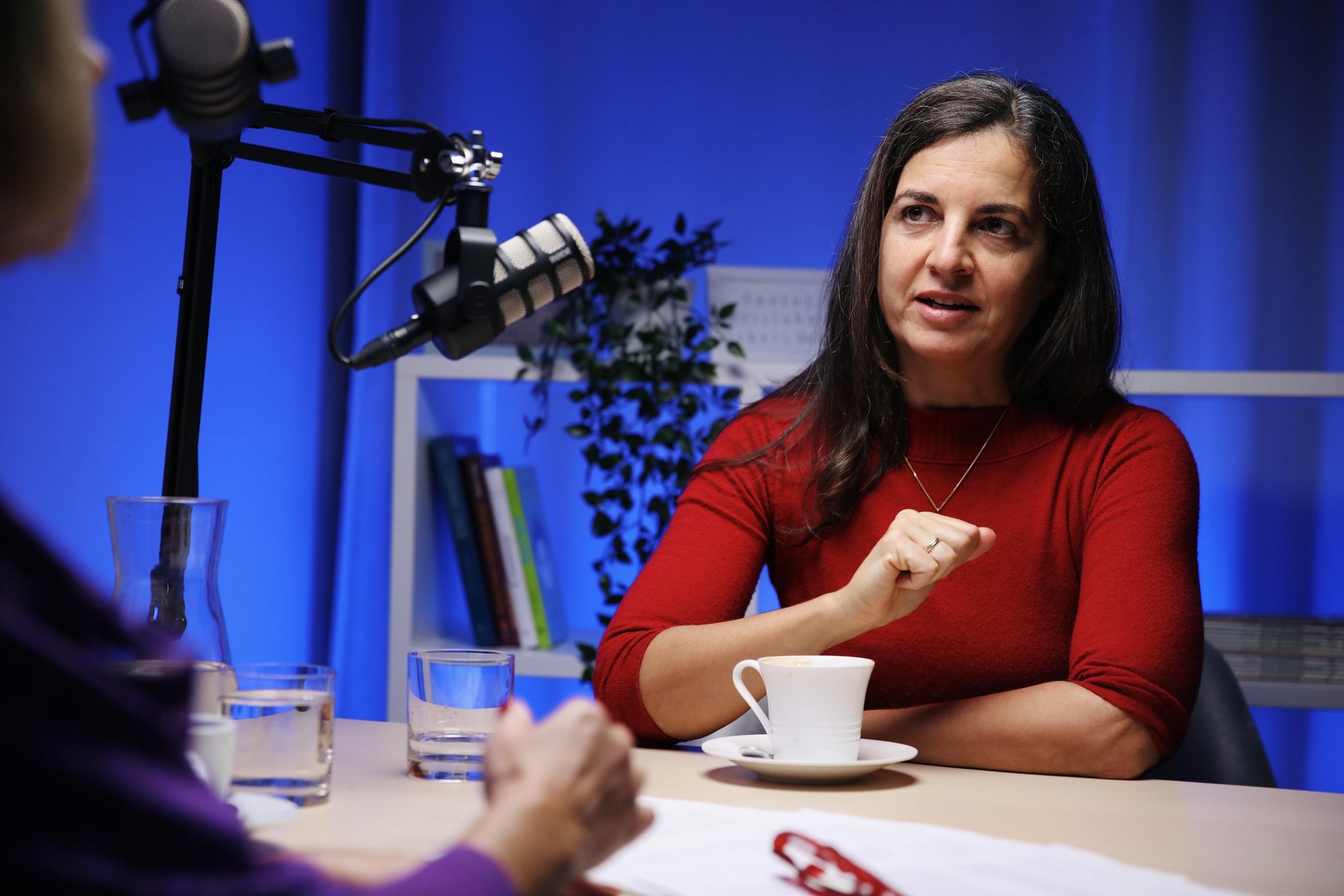 "Lažje nam je imeti površinske odnose" - psihoterapevtka dr. Lia ...