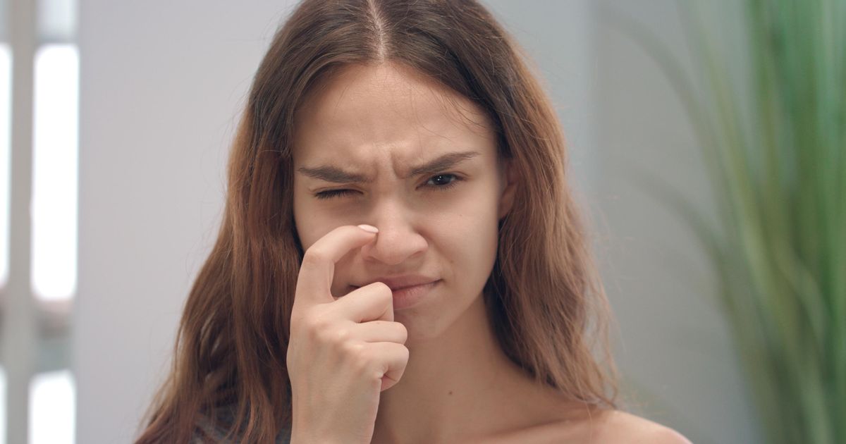 Vraževerje: Kaj pomeni, če vas srbi nos? - Sensa.si