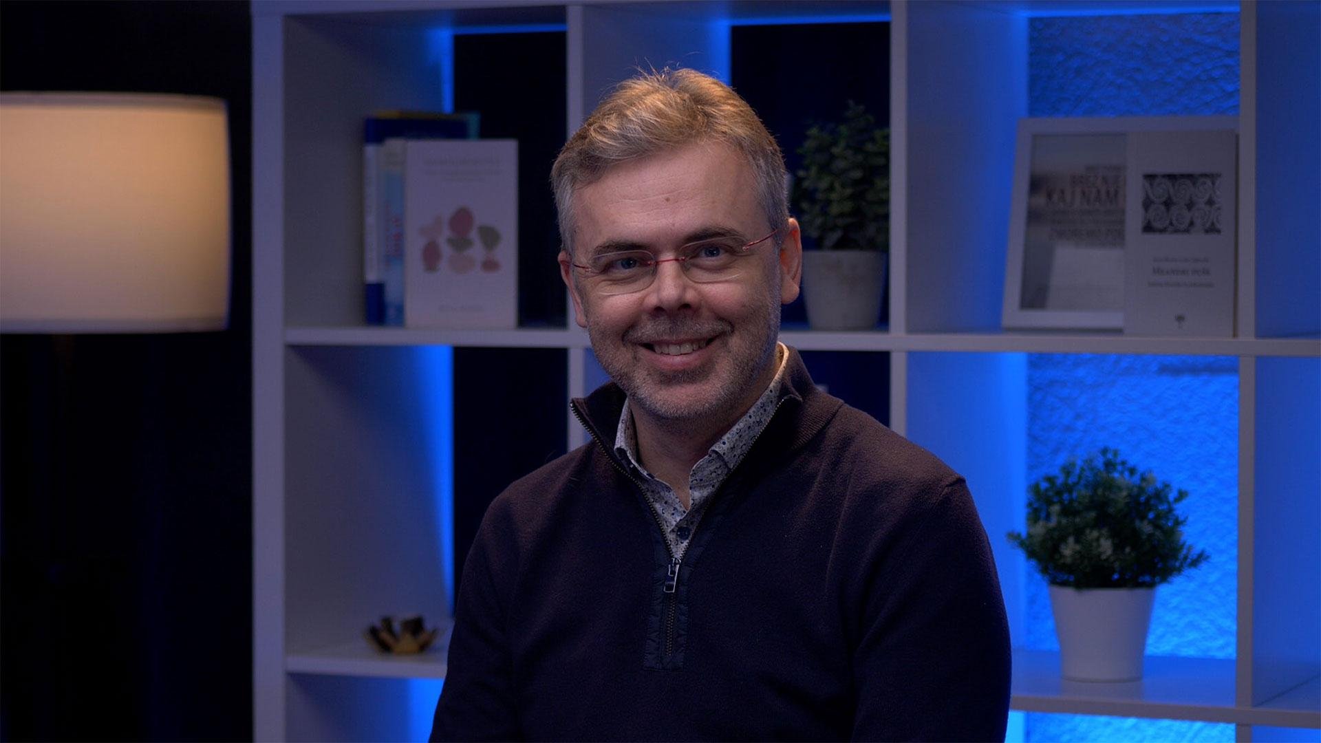 Prof. dr. Borut Škodlar o duhovnih praksah v psihoterapiji (MODRA SOBA ...